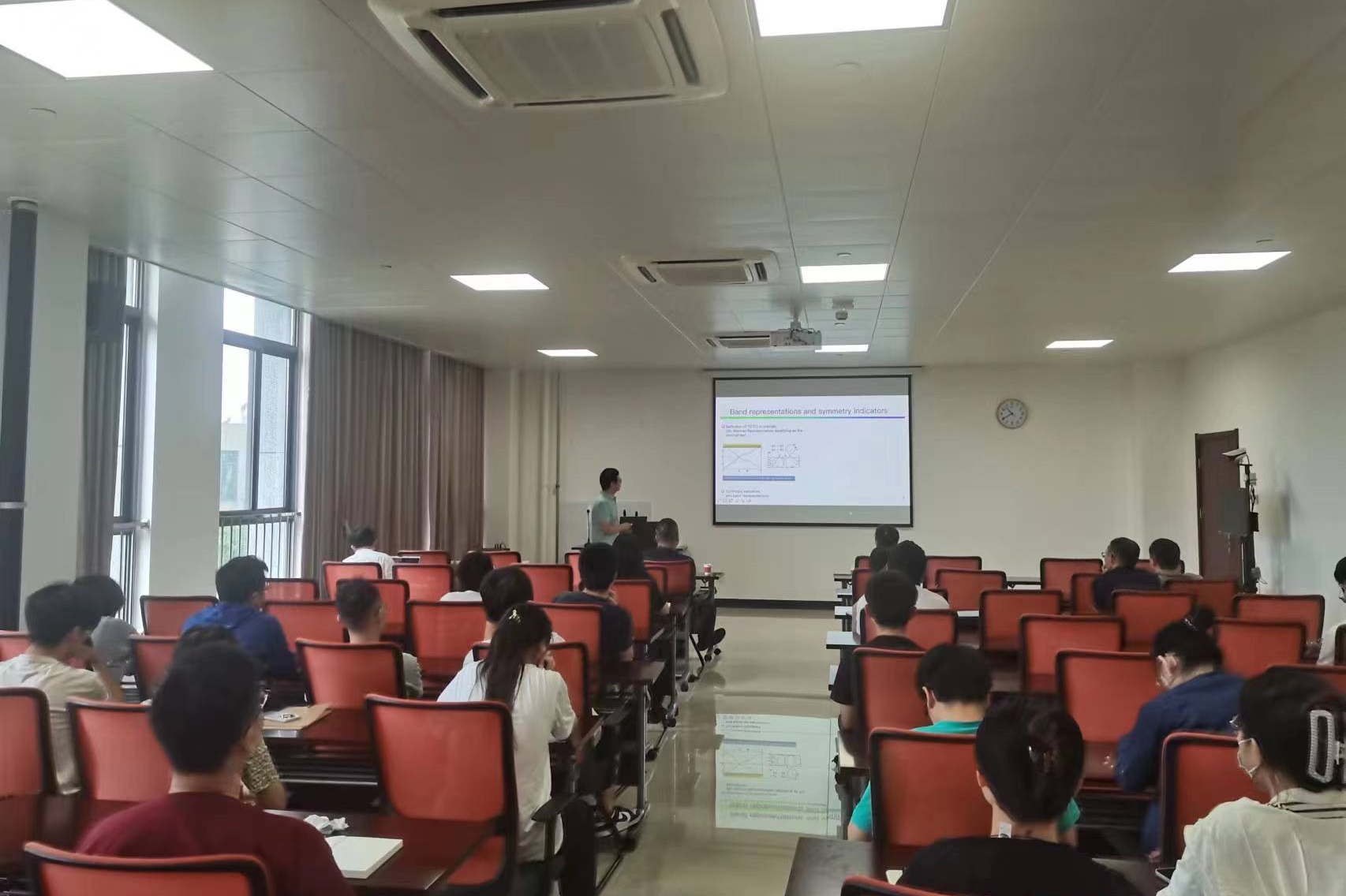 中国科学院物理研究所王志俊研究员做客强磁场科学中心----强磁场科学中心